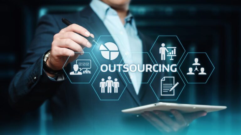 Outsourcing: o que é e como ajuda a sua empresa? | Base Facilities